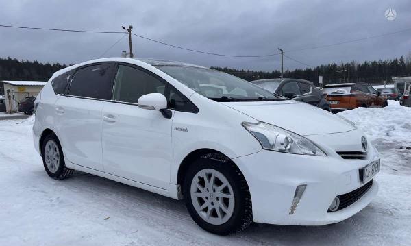 White Toyota Prius 2012 in Vilnius, with an engine capacity of 1.80 L and mileage of 265 thousand km for 8950 €, photo 1 on AUTOMOTO.COM.LV