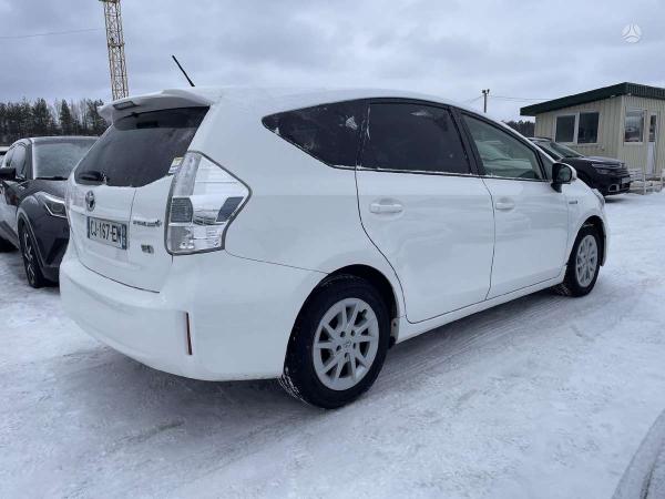 White Toyota Prius 2012 in Vilnius, with an engine capacity of 1.80 L and mileage of 265 thousand km for 8950 €, photo 4 on AUTOMOTO.COM.LV