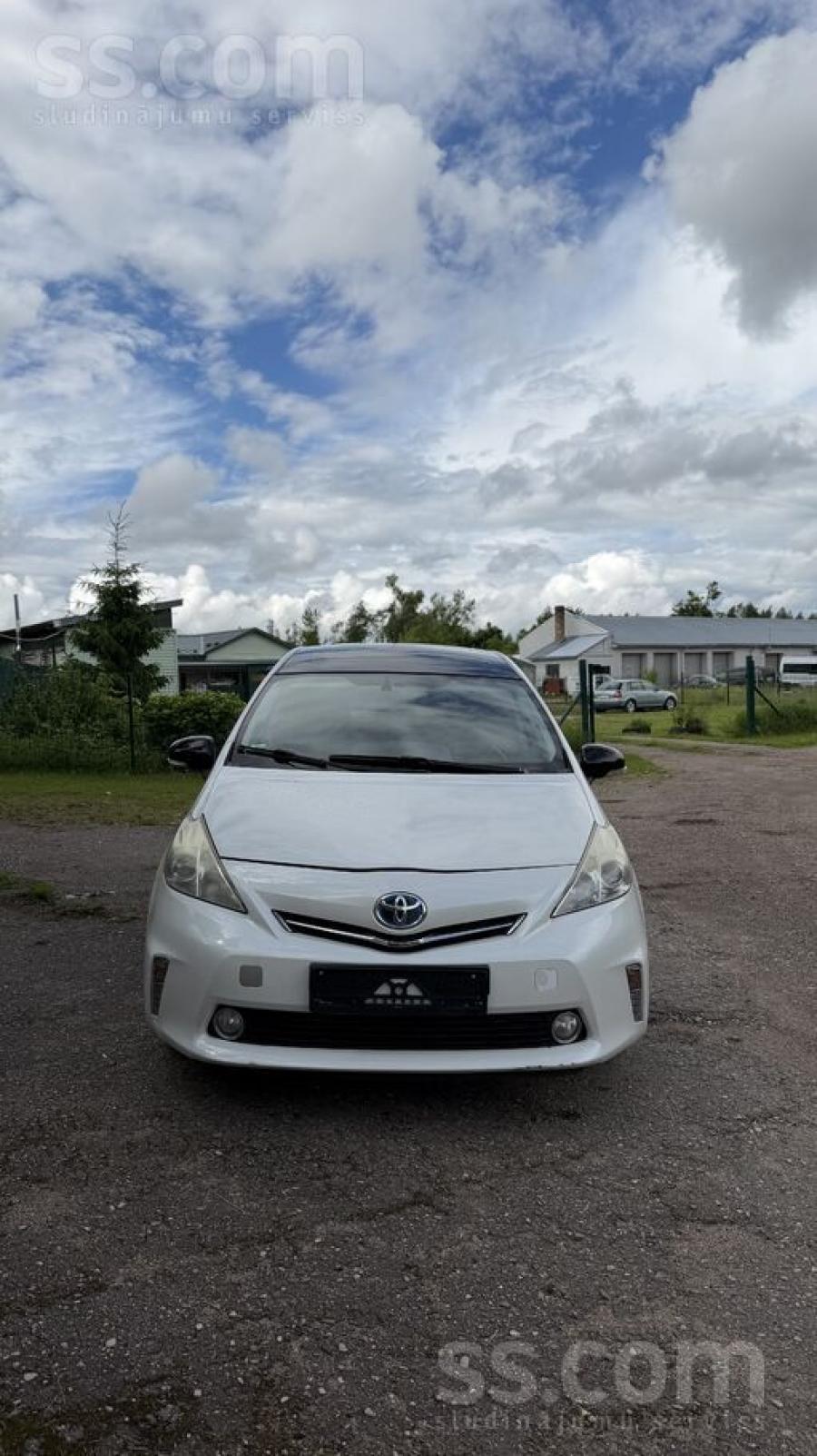 White Toyota Prius 2012 in Daugavpils, with an engine capacity of 1.80 L and mileage of 284 thousand km for 7200 €, photo 1 on AUTOMOTO.COM.LV