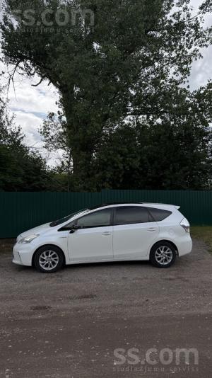 White Toyota Prius 2012 in Daugavpils, with an engine capacity of 1.80 L and mileage of 284 thousand km for 7200 €, photo 4 on AUTOMOTO.COM.LV