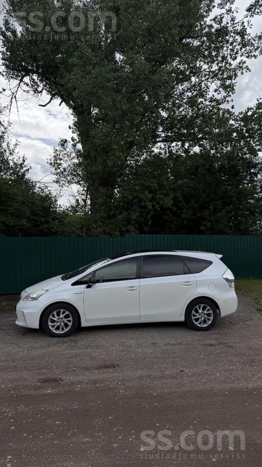White Toyota Prius 2012 in Daugavpils, with an engine capacity of 1.80 L and mileage of 284 thousand km for 7200 €, photo 4 on AUTOMOTO.COM.LV