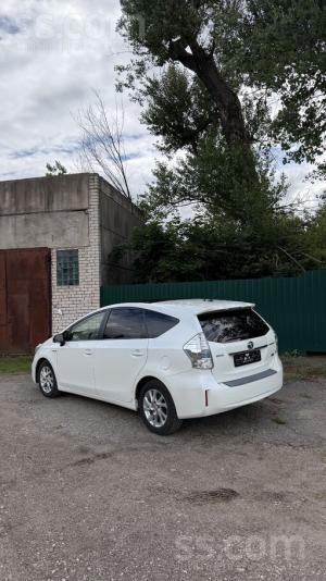 White Toyota Prius 2012 in Daugavpils, with an engine capacity of 1.80 L and mileage of 284 thousand km for 7200 €, photo 5 on AUTOMOTO.COM.LV