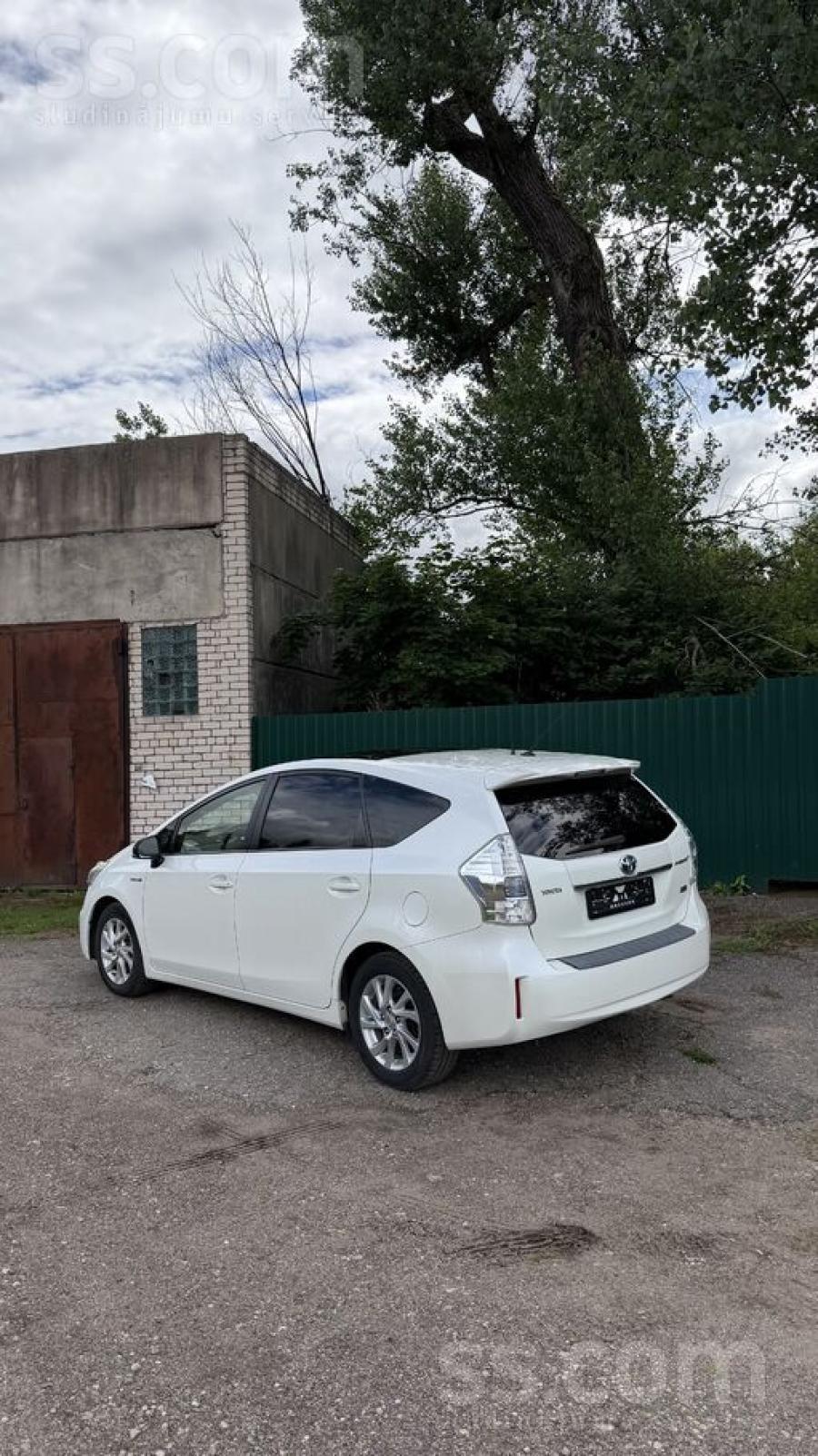 White Toyota Prius 2012 in Daugavpils, with an engine capacity of 1.80 L and mileage of 284 thousand km for 7200 €, photo 5 on AUTOMOTO.COM.LV
