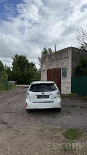 White Toyota Prius 2012 in Daugavpils, with an engine capacity of 1.80 L and mileage of 284 thousand km for 7200 €, photo 6 on AUTOMOTO.COM.LV