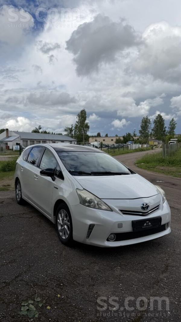 White Toyota Prius 2012 in Daugavpils, with an engine capacity of 1.80 L and mileage of 284 thousand km for 7200 €, photo 7 on AUTOMOTO.COM.LV