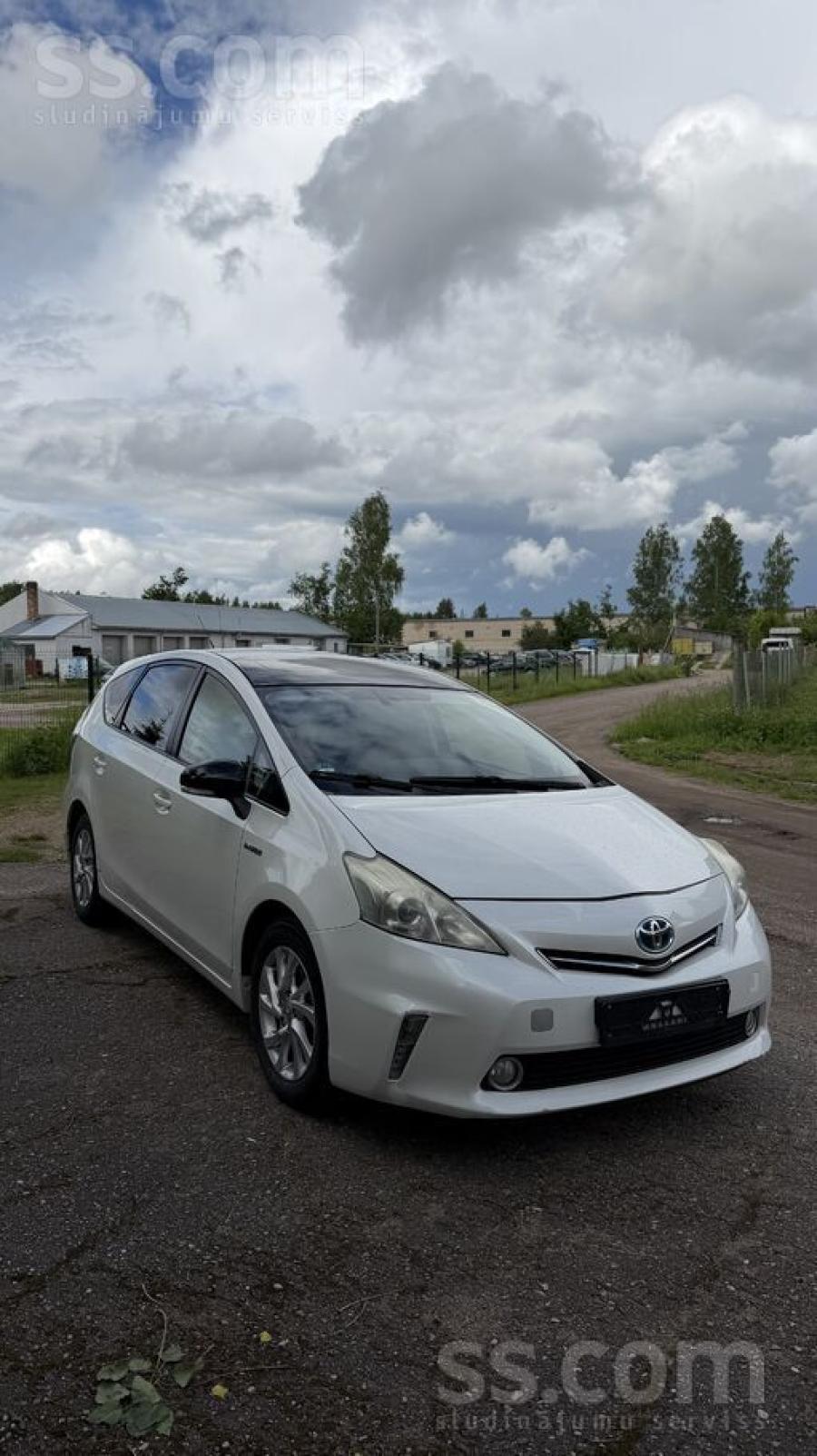 White Toyota Prius 2012 in Daugavpils, with an engine capacity of 1.80 L and mileage of 284 thousand km for 7200 €, photo 8 on AUTOMOTO.COM.LV