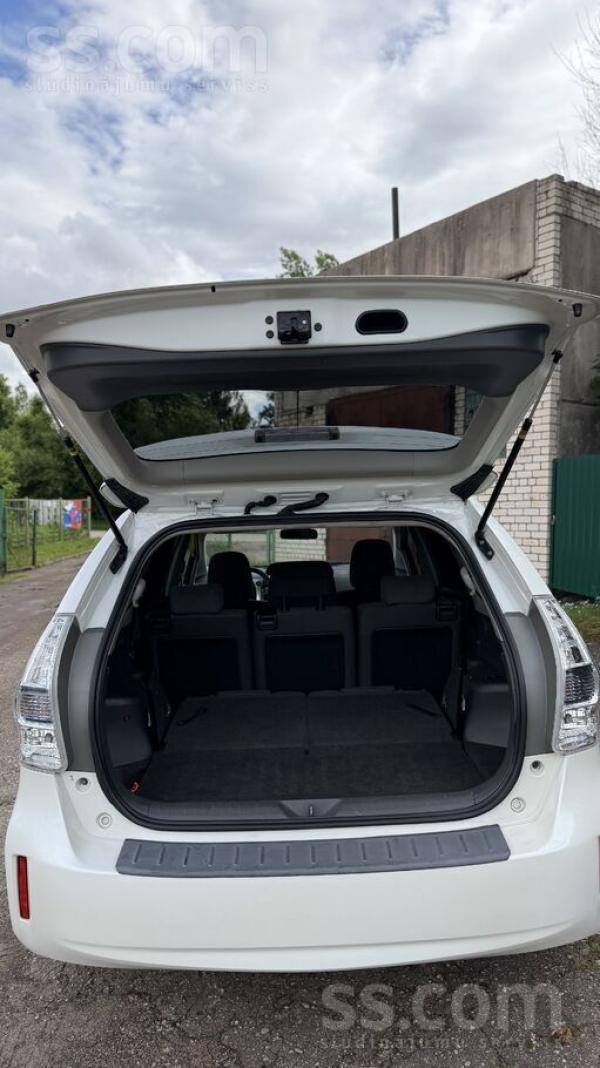 White Toyota Prius 2012 in Daugavpils, with an engine capacity of 1.80 L and mileage of 284 thousand km for 7200 €, photo 8 on AUTOMOTO.COM.LV