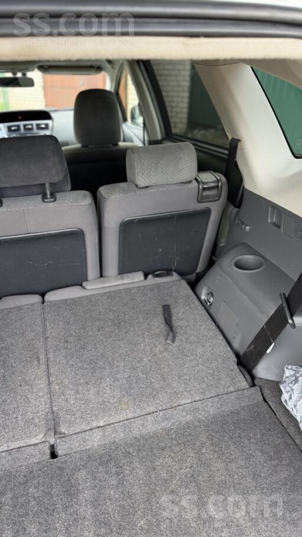 White Toyota Prius 2012 in Daugavpils, with an engine capacity of 1.80 L and mileage of 284 thousand km for 7200 €, photo 9 on AUTOMOTO.COM.LV