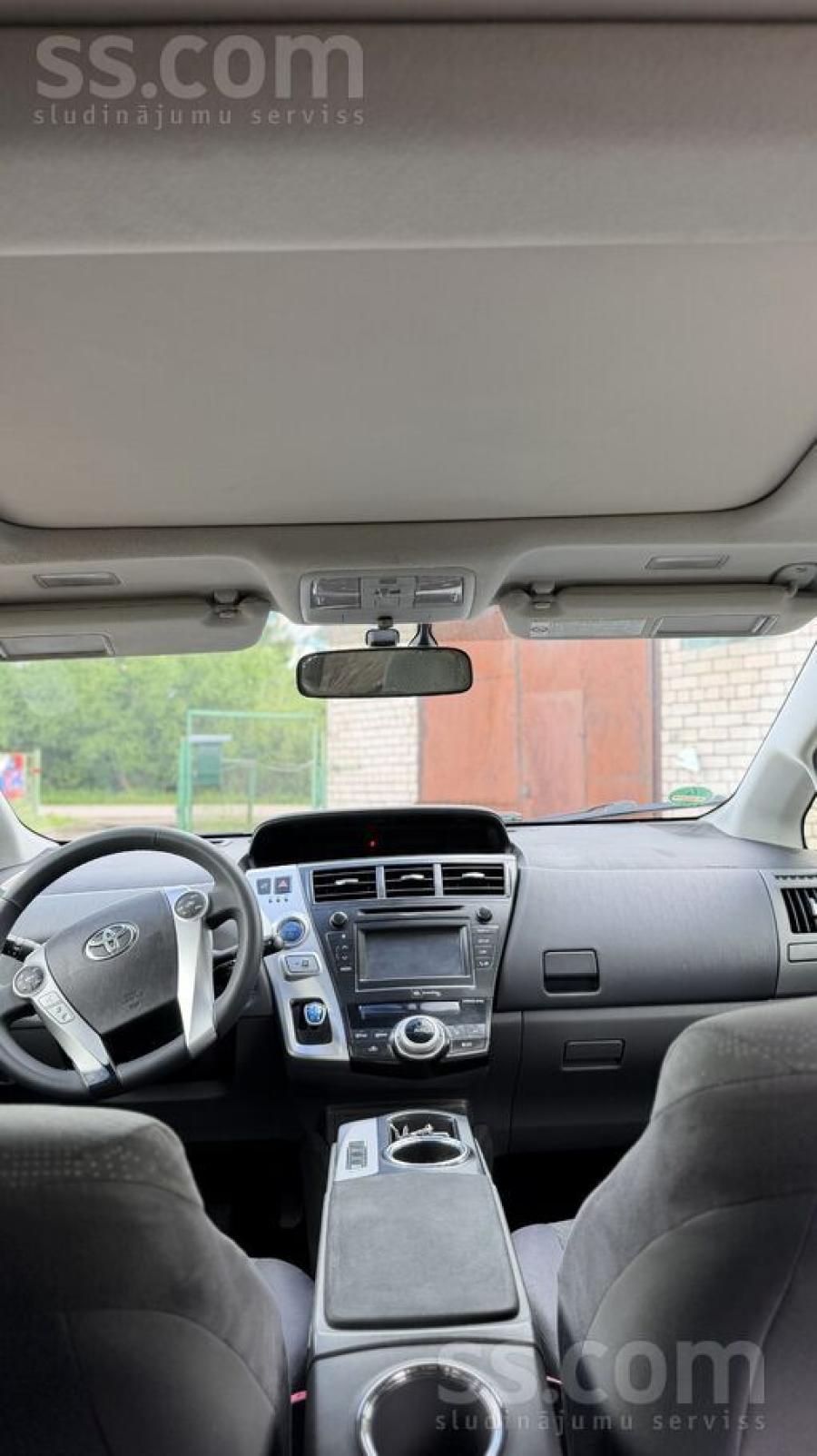 White Toyota Prius 2012 in Daugavpils, with an engine capacity of 1.80 L and mileage of 284 thousand km for 7200 €, photo 13 on AUTOMOTO.COM.LV