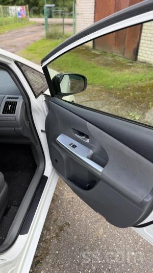 White Toyota Prius 2012 in Daugavpils, with an engine capacity of 1.80 L and mileage of 284 thousand km for 7200 €, photo 14 on AUTOMOTO.COM.LV