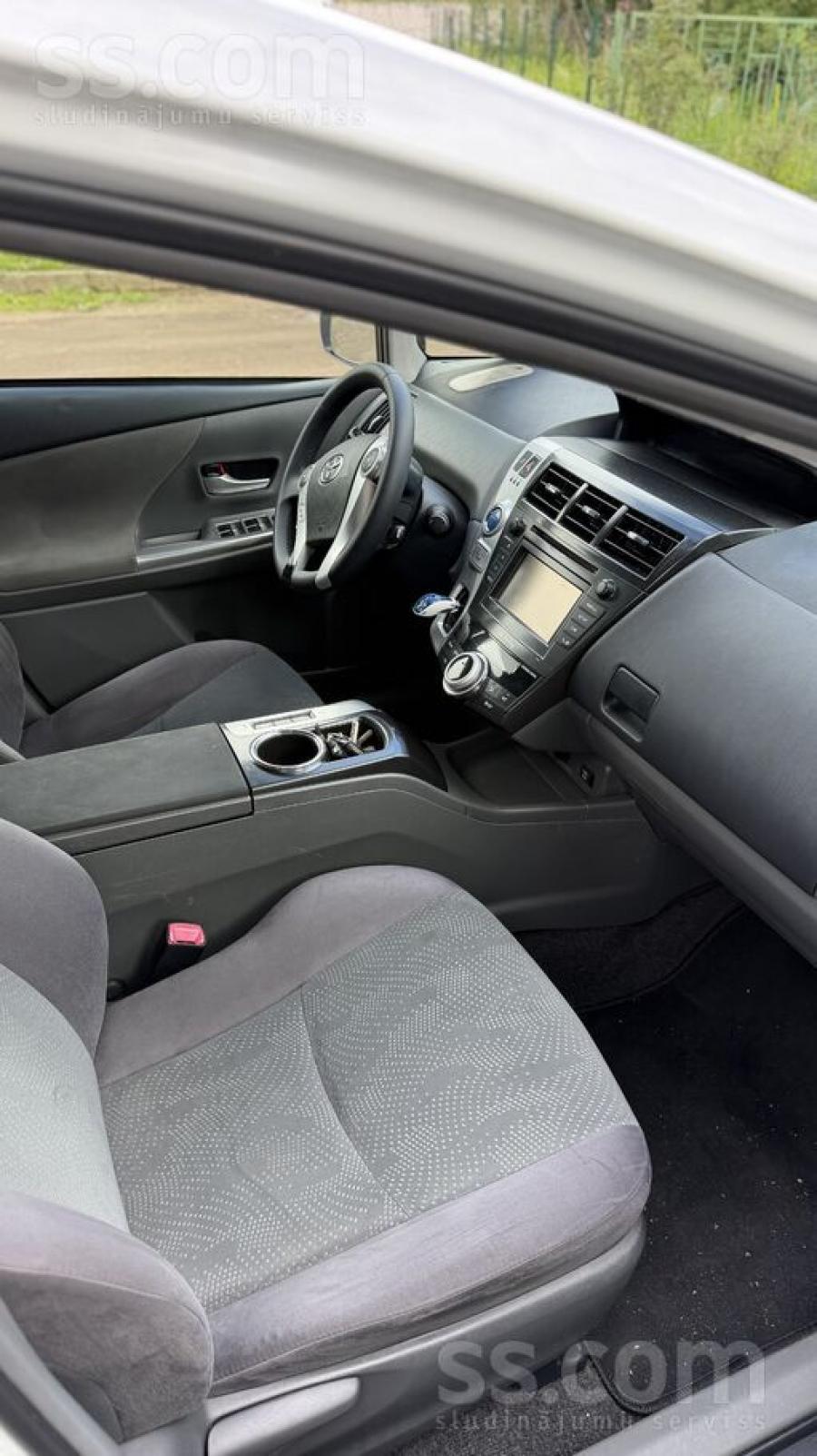 White Toyota Prius 2012 in Daugavpils, with an engine capacity of 1.80 L and mileage of 284 thousand km for 7200 €, photo 15 on AUTOMOTO.COM.LV