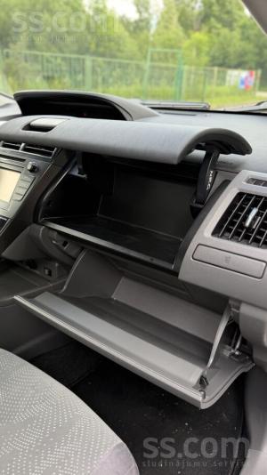 White Toyota Prius 2012 in Daugavpils, with an engine capacity of 1.80 L and mileage of 284 thousand km for 7200 €, photo 16 on AUTOMOTO.COM.LV