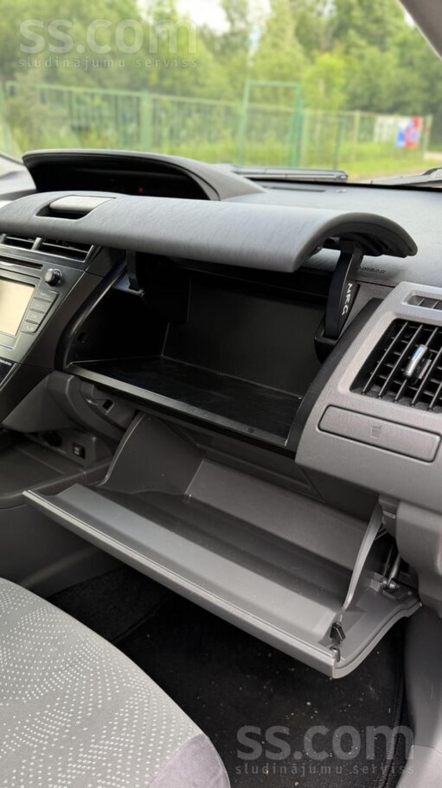 White Toyota Prius 2012 in Daugavpils, with an engine capacity of 1.80 L and mileage of 284 thousand km for 7200 €, photo 16 on AUTOMOTO.COM.LV