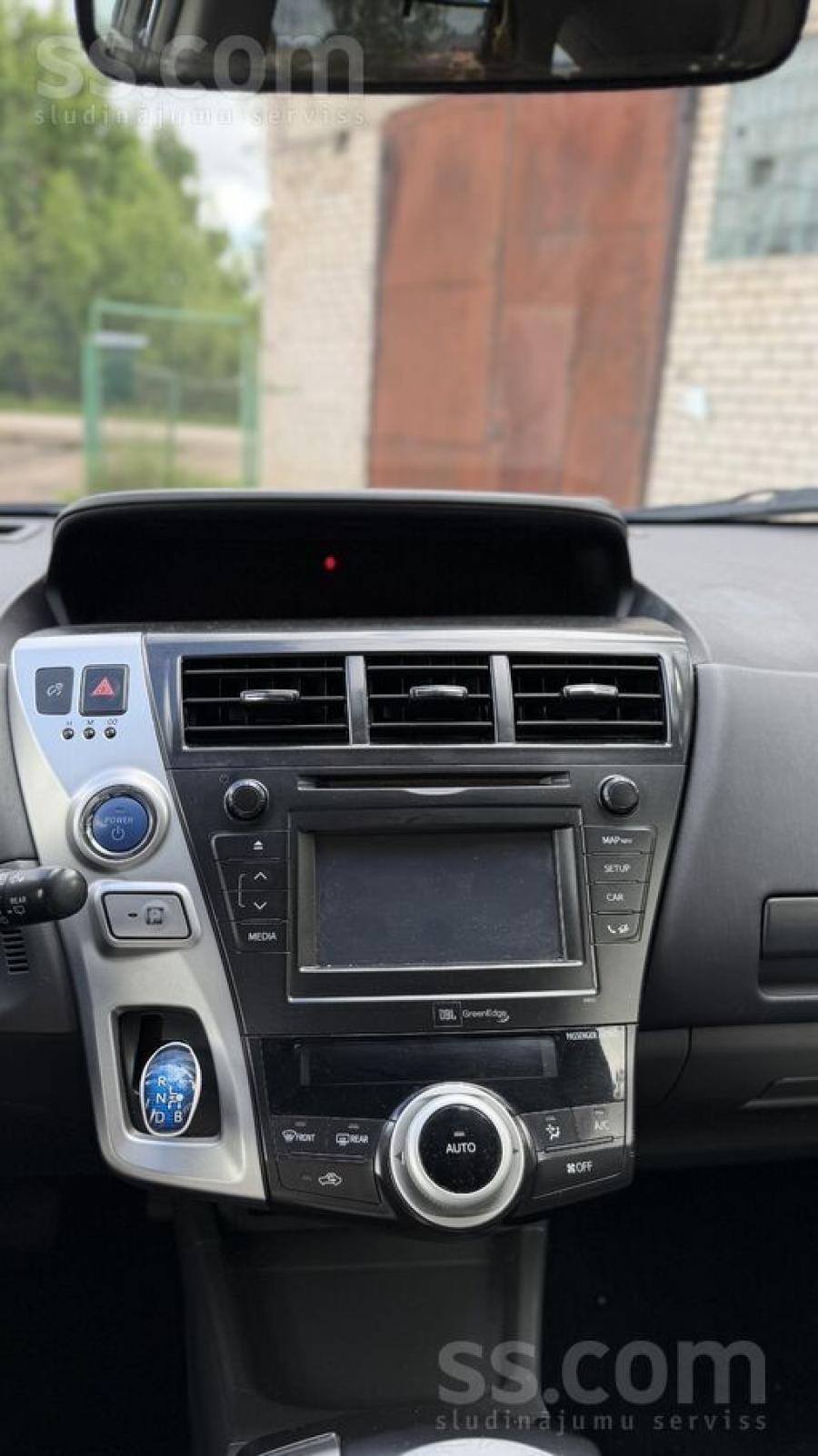 White Toyota Prius 2012 in Daugavpils, with an engine capacity of 1.80 L and mileage of 284 thousand km for 7200 €, photo 19 on AUTOMOTO.COM.LV