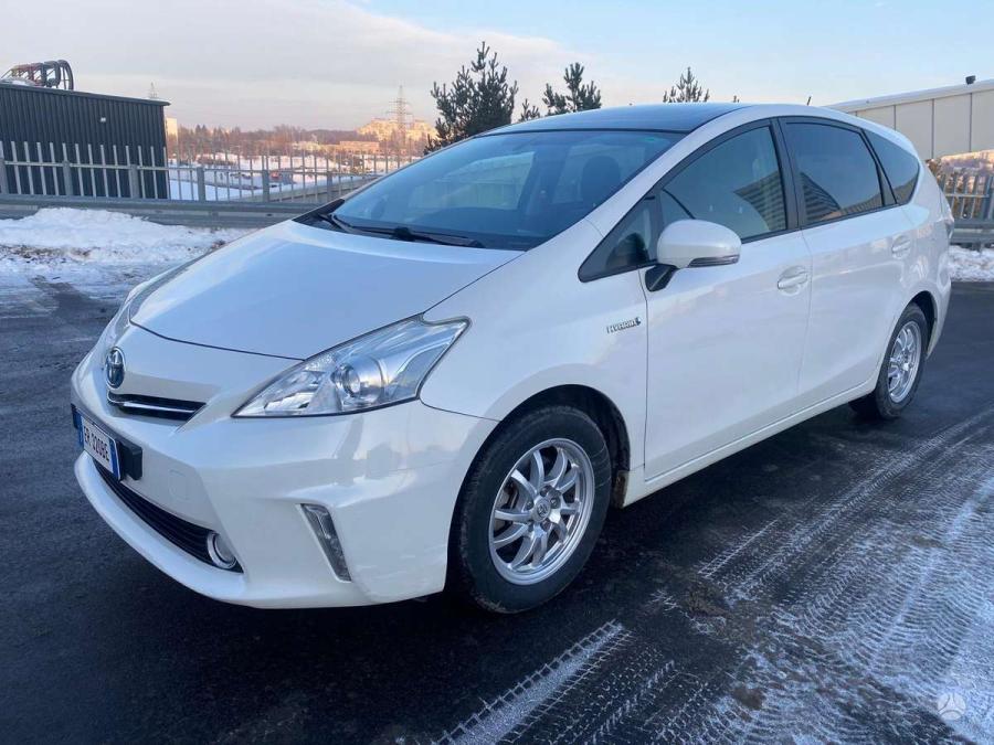 White Toyota Prius 2013 in Vilnius, with an engine capacity of 1.80 L and mileage of 260 thousand km for 9900 €, photo 1 on AUTOMOTO.COM.LV