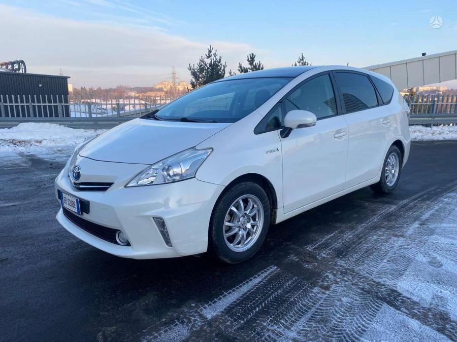 White Toyota Prius 2013 in Vilnius, with an engine capacity of 1.80 L and mileage of 260 thousand km for 9900 €, photo 8 on AUTOMOTO.COM.LV