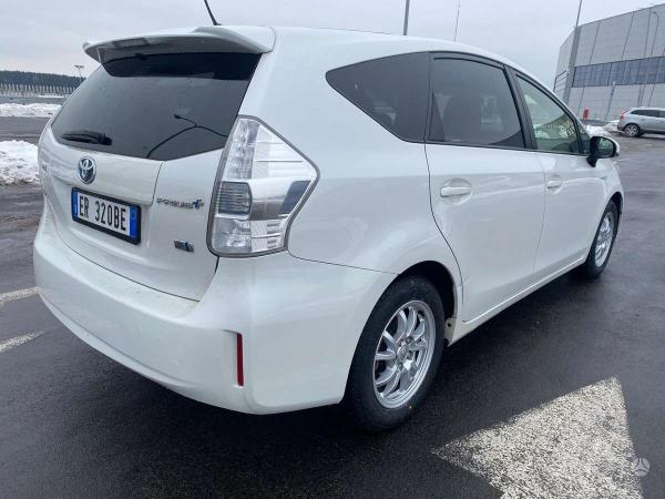 White Toyota Prius 2013 in Vilnius, with an engine capacity of 1.80 L and mileage of 260 thousand km for 9900 €, photo 7 on AUTOMOTO.COM.LV