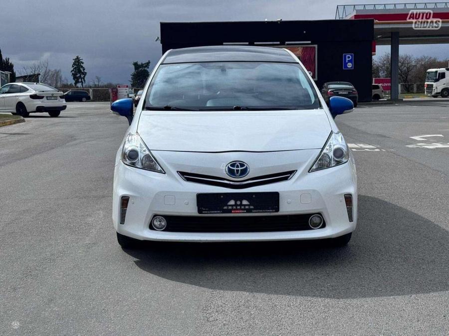 White Toyota Prius 2013 in Vilnius, with an engine capacity of 1.80 L and mileage of 374 thousand km for 8250 €, photo 3 on AUTOMOTO.COM.LV