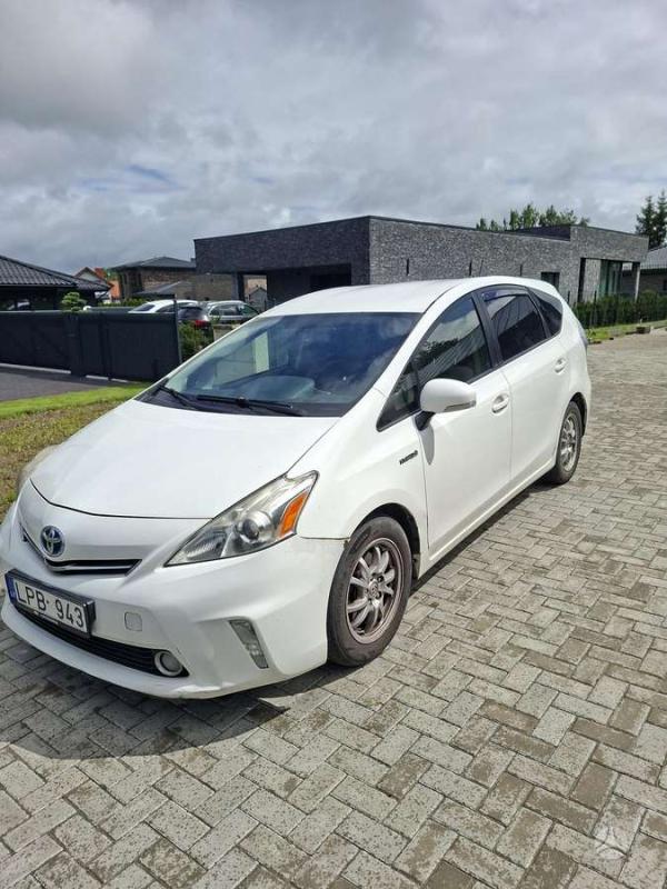 White Toyota Prius 2013 in Vilnius, with an engine capacity of 1.80 L and mileage of 347 thousand km for 5800 €, photo 1 on AUTOMOTO.COM.LV