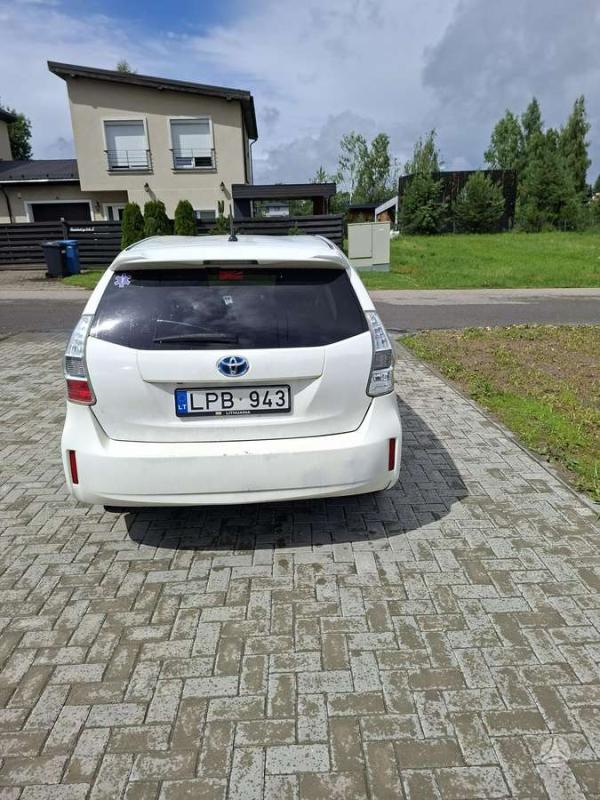 White Toyota Prius 2013 in Vilnius, with an engine capacity of 1.80 L and mileage of 347 thousand km for 5800 €, photo 3 on AUTOMOTO.COM.LV