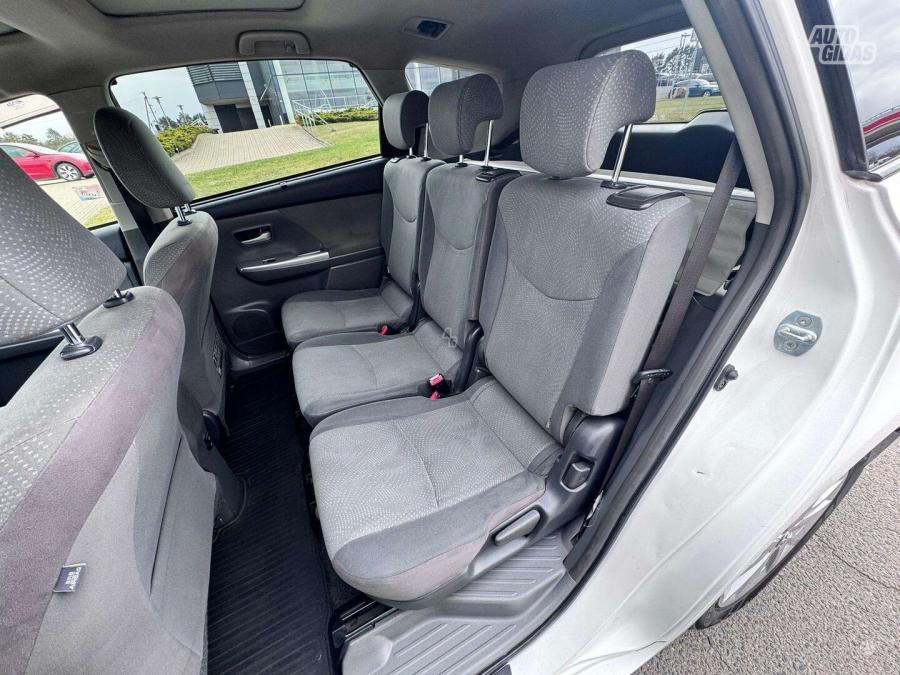 White Toyota Prius 2013 in Vilnius, with an engine capacity of 1.80 L and mileage of 374 thousand km for 8250 €, photo 18 on AUTOMOTO.COM.LV