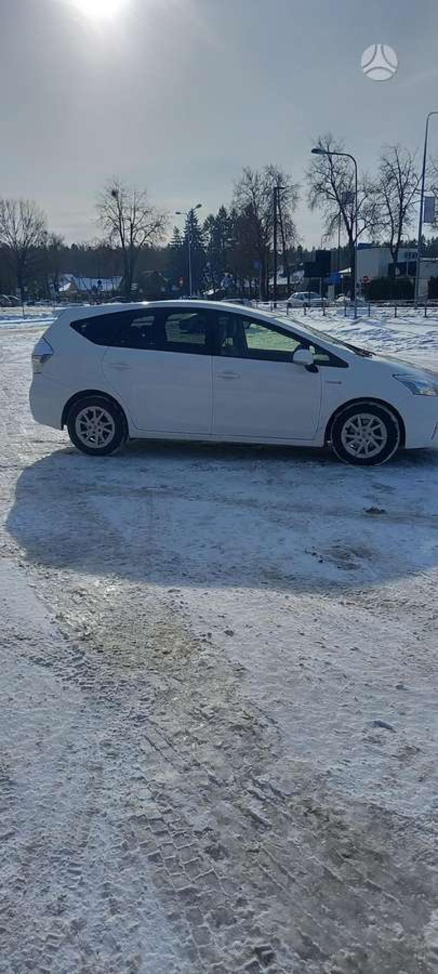 White Toyota Prius 2014 in Alytus, with an engine capacity of 1.80 L and mileage of 263 thousand km for 9700 €, photo 4 on AUTOMOTO.COM.LV