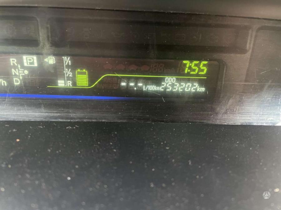 Белый Тойота Приус 2014 в Паневежис, объемом двигателя 1.80 л и пробегом 260 тыс. км за 8000 €, фото 16 на AUTOMOTO.COM.LV