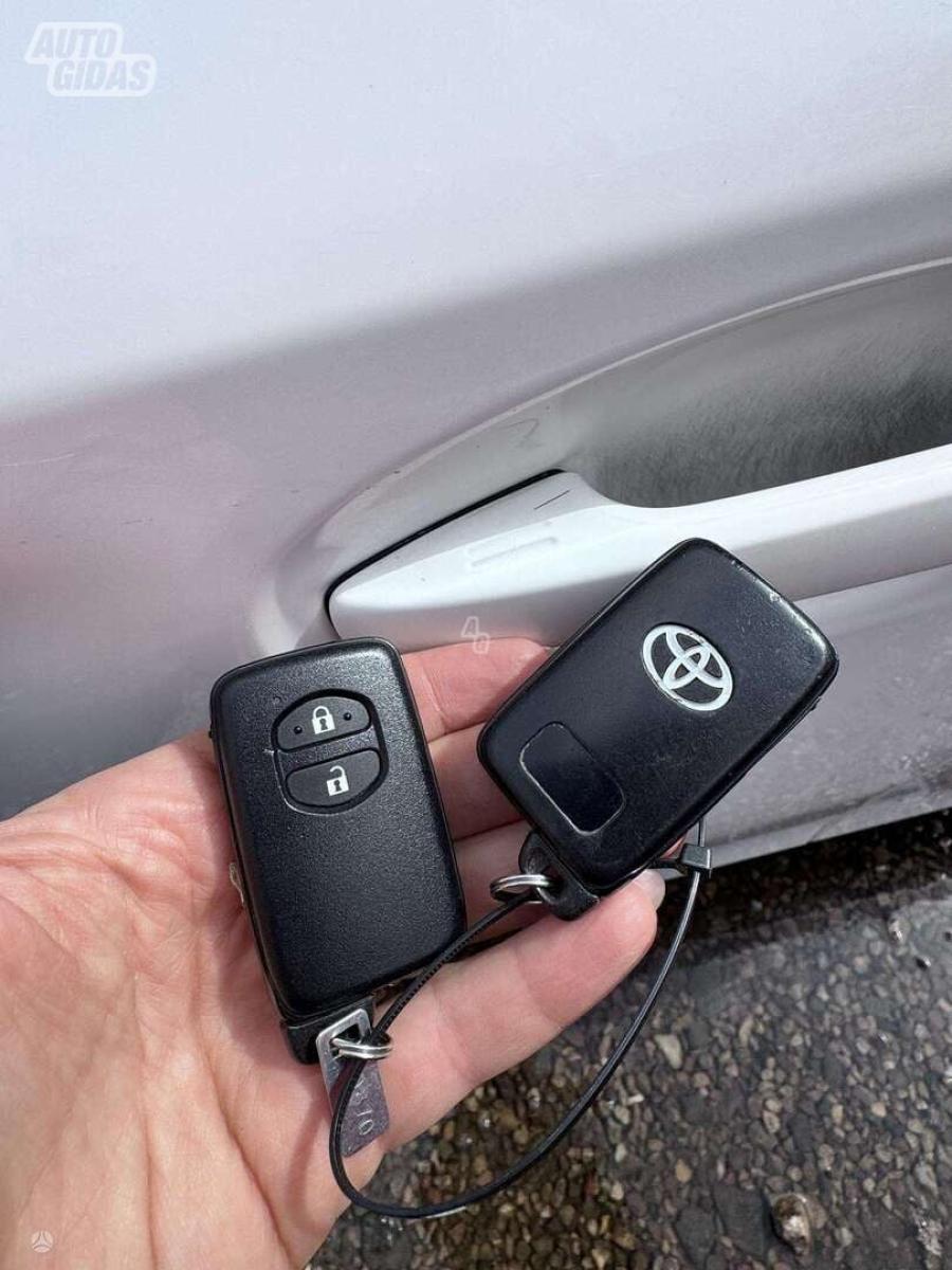 Balts Toyota Prius 2015 Viļņa, ar dzinēja tilpumu 1.80 L un nobraukumu 407 tūkst. km par 7950 €, foto 23 vietnē AUTOMOTO.COM.LV