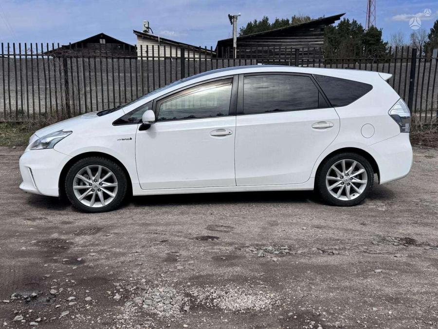 White Toyota Prius 2015 in Vilnius, with an engine capacity of 1.80 L and mileage of 407 thousand km for 7220 €, photo 6 on AUTOMOTO.COM.LV