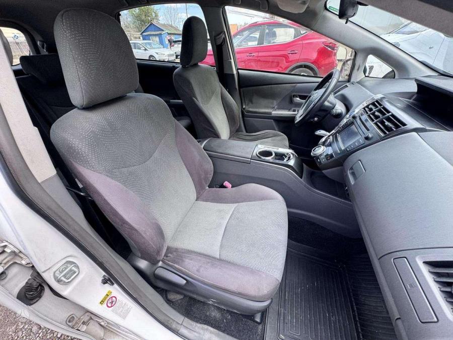 White Toyota Prius 2015 in Vilnius, with an engine capacity of 1.80 L and mileage of 407 thousand km for 7220 €, photo 17 on AUTOMOTO.COM.LV