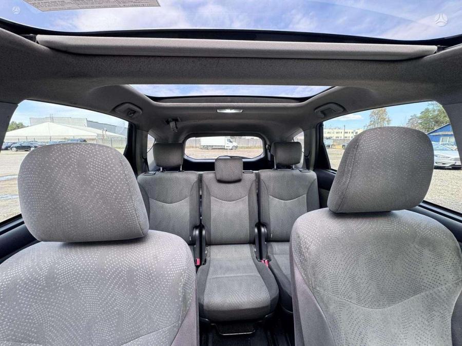 White Toyota Prius 2015 in Vilnius, with an engine capacity of 1.80 L and mileage of 407 thousand km for 7220 €, photo 18 on AUTOMOTO.COM.LV
