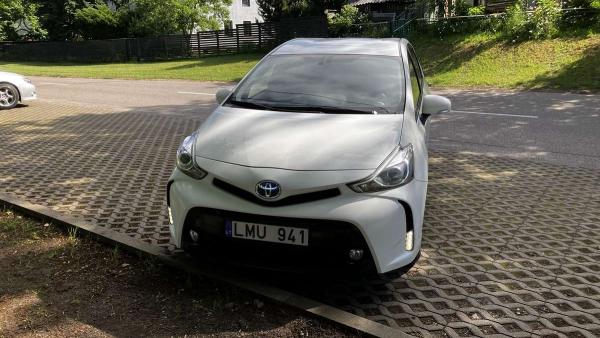 Balts Toyota Prius 2015 Viļņa, ar dzinēja tilpumu 1.80 L un nobraukumu 251 tūkst. km par 10900 €, foto 1 vietnē AUTOMOTO.COM.LV