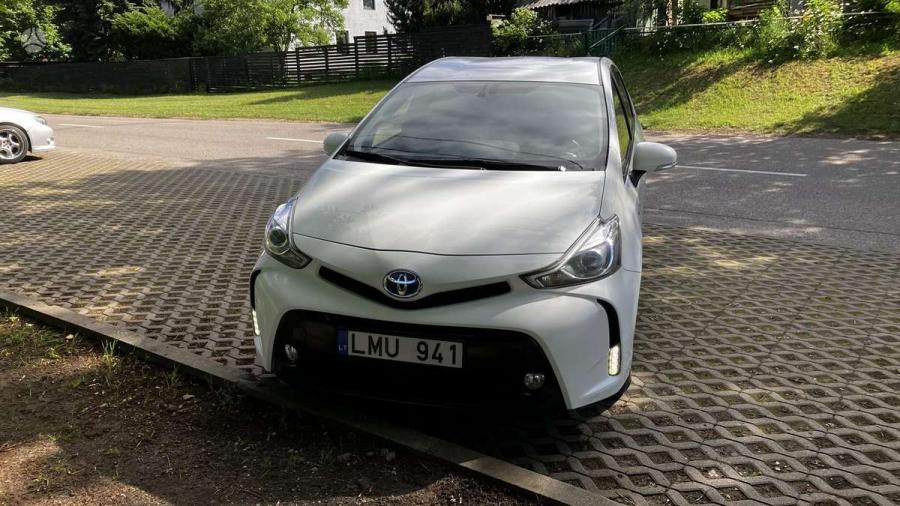 Balts Toyota Prius 2015 Viļņa, ar dzinēja tilpumu 1.80 L un nobraukumu 251 tūkst. km par 10900 €, foto 1 vietnē AUTOMOTO.COM.LV