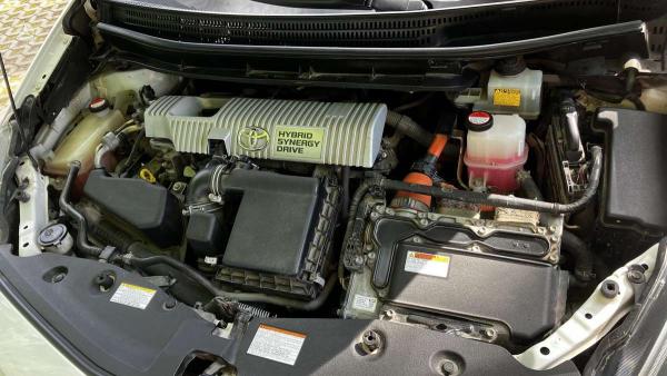 Balts Toyota Prius 2015 Viļņa, ar dzinēja tilpumu 1.80 L un nobraukumu 251 tūkst. km par 10900 €, foto 5 vietnē AUTOMOTO.COM.LV