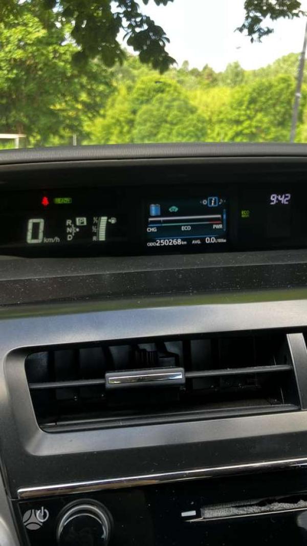 Balts Toyota Prius 2015 Viļņa, ar dzinēja tilpumu 1.80 L un nobraukumu 251 tūkst. km par 10900 €, foto 9 vietnē AUTOMOTO.COM.LV