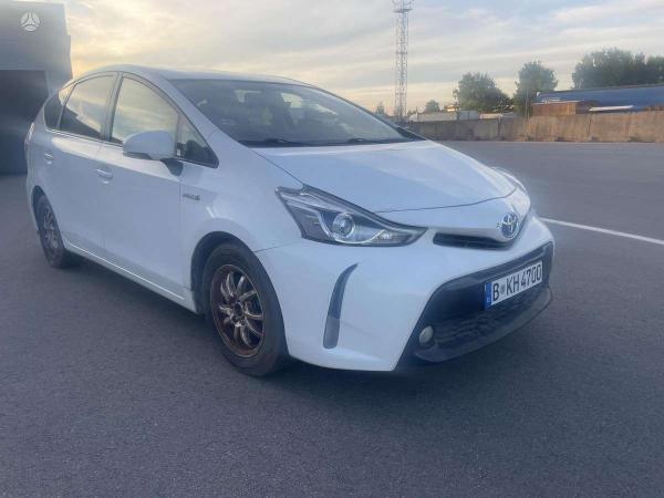 White Toyota Prius 2015 in Panevezys, with an engine capacity of 1.80 L and mileage of 250 thousand km for 9200 €, photo 4 on AUTOMOTO.COM.LV
