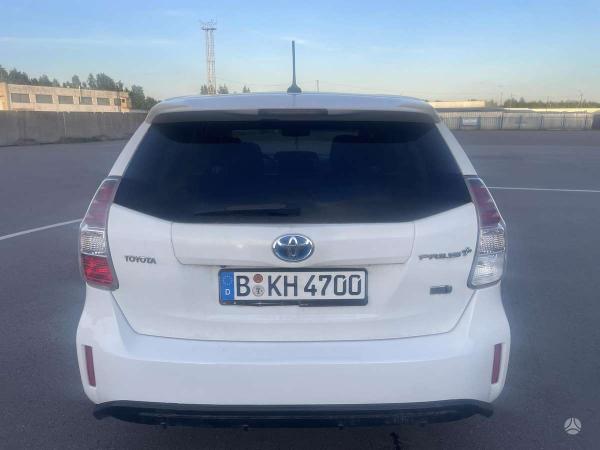 White Toyota Prius 2015 in Panevezys, with an engine capacity of 1.80 L and mileage of 250 thousand km for 9200 €, photo 7 on AUTOMOTO.COM.LV