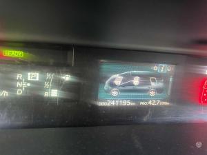 Белый Тойота Приус 2015 в Паневежис, объемом двигателя 1.80 л и пробегом 250 тыс. км за 9200 €, фото 17 на AUTOMOTO.COM.LV