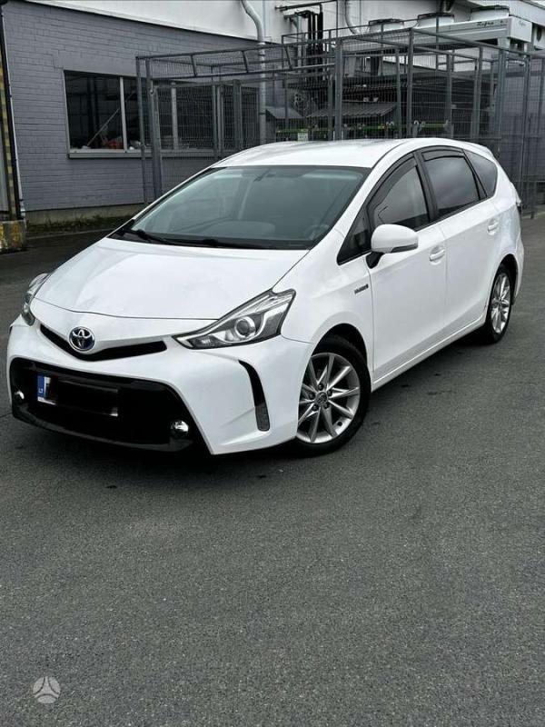 White Toyota Prius 2016 in Vilnius, with an engine capacity of 1.80 L and mileage of 525 thousand km for 11999 €, photo 1 on AUTOMOTO.COM.LV
