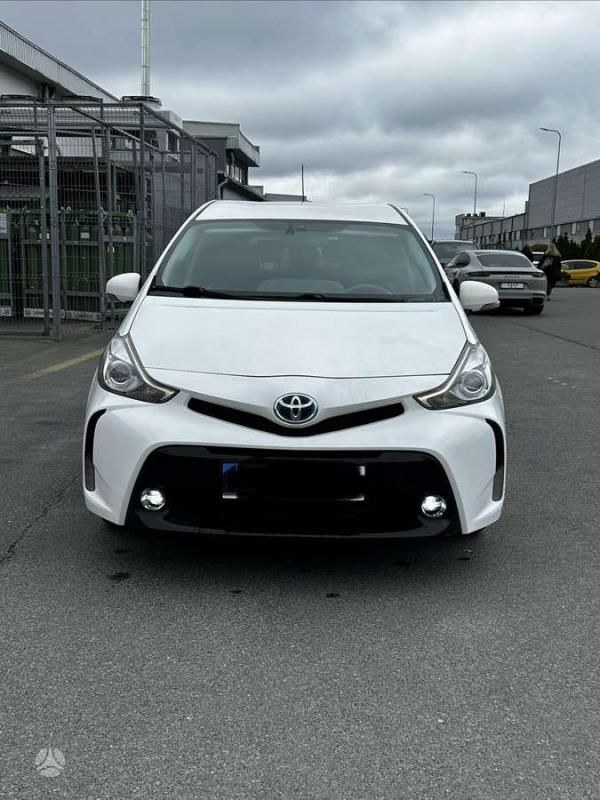 White Toyota Prius 2016 in Vilnius, with an engine capacity of 1.80 L and mileage of 525 thousand km for 11999 €, photo 3 on AUTOMOTO.COM.LV