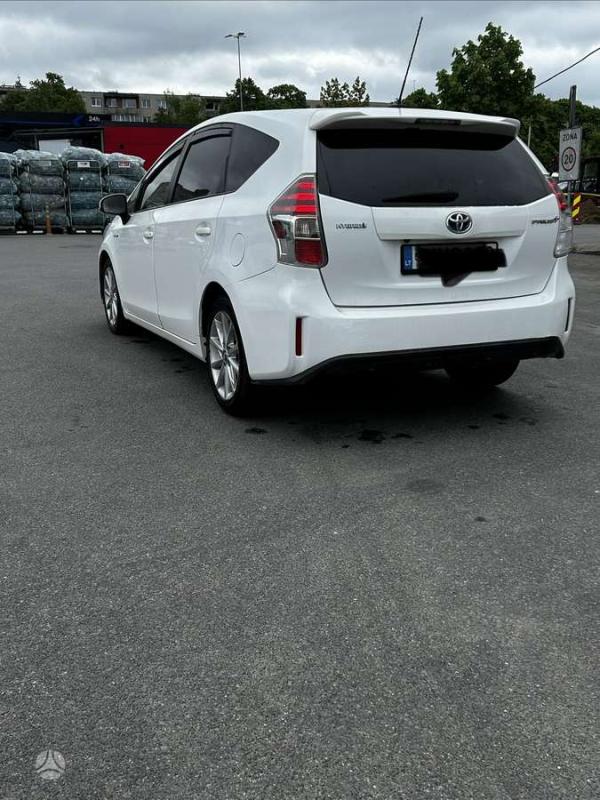 White Toyota Prius 2016 in Vilnius, with an engine capacity of 1.80 L and mileage of 525 thousand km for 11999 €, photo 7 on AUTOMOTO.COM.LV