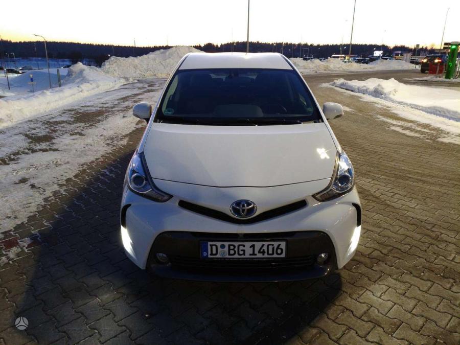 White Toyota Prius 2017 in Vilnius, with an engine capacity of 1.80 L and mileage of 220 thousand km for 10990 €, photo 2 on AUTOMOTO.COM.LV