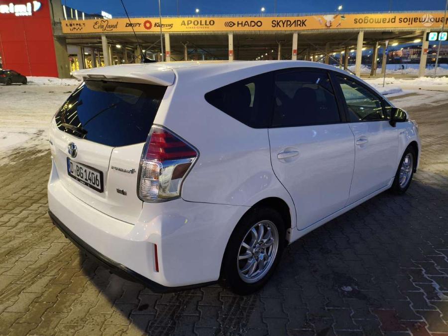 White Toyota Prius 2017 in Vilnius, with an engine capacity of 1.80 L and mileage of 220 thousand km for 10990 €, photo 4 on AUTOMOTO.COM.LV