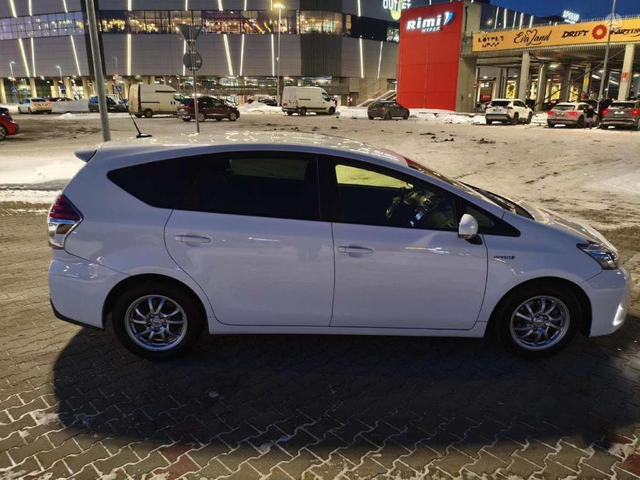 White Toyota Prius 2017 in Vilnius, with an engine capacity of 1.80 L and mileage of 220 thousand km for 10990 €, photo 23 on AUTOMOTO.COM.LV