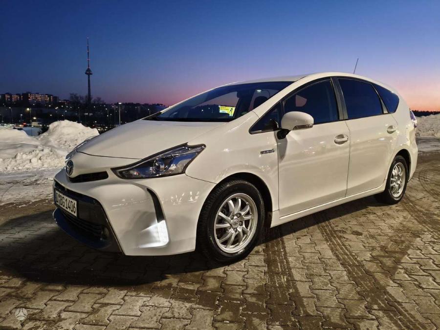 White Toyota Prius 2017 in Vilnius, with an engine capacity of 1.80 L and mileage of 220 thousand km for 10990 €, photo 26 on AUTOMOTO.COM.LV