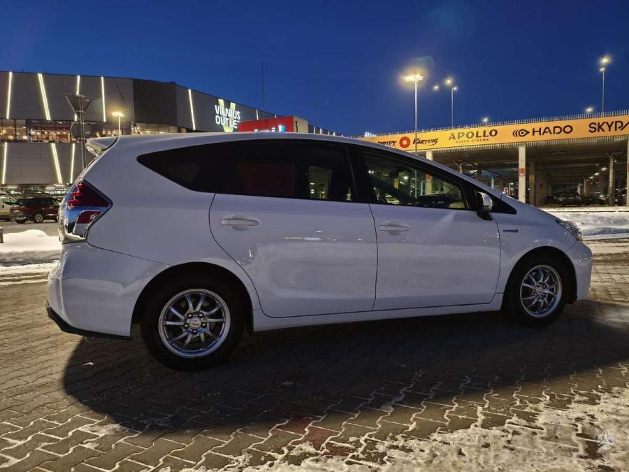 White Toyota Prius 2017 in Vilnius, with an engine capacity of 1.80 L and mileage of 220 thousand km for 10990 €, photo 28 on AUTOMOTO.COM.LV