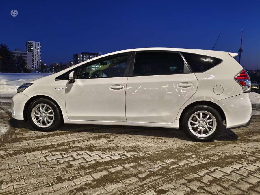 White Toyota Prius 2017 in Vilnius, with an engine capacity of 1.80 L and mileage of 220 thousand km for 10990 €, photo 30 on AUTOMOTO.COM.LV