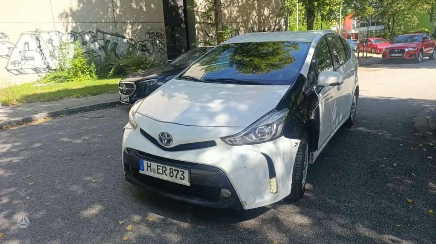 White Toyota Prius 2017 in Vilnius, with an engine capacity of 1.80 L and mileage of 526 thousand km for 8000 €, photo 1 on AUTOMOTO.COM.LV