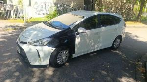 White Toyota Prius 2017 in Vilnius, with an engine capacity of 1.80 L and mileage of 526 thousand km for 8000 €, photo 3 on AUTOMOTO.COM.LV
