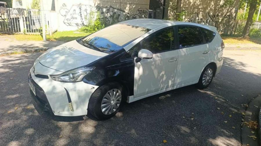 White Toyota Prius 2017 in Vilnius, with an engine capacity of 1.80 L and mileage of 526 thousand km for 8000 €, photo 3 on AUTOMOTO.COM.LV